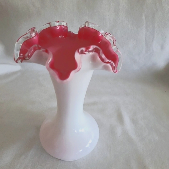 Fenton | Accents | Vintage Fenton Glass Ruffled Edge White Vase With ...